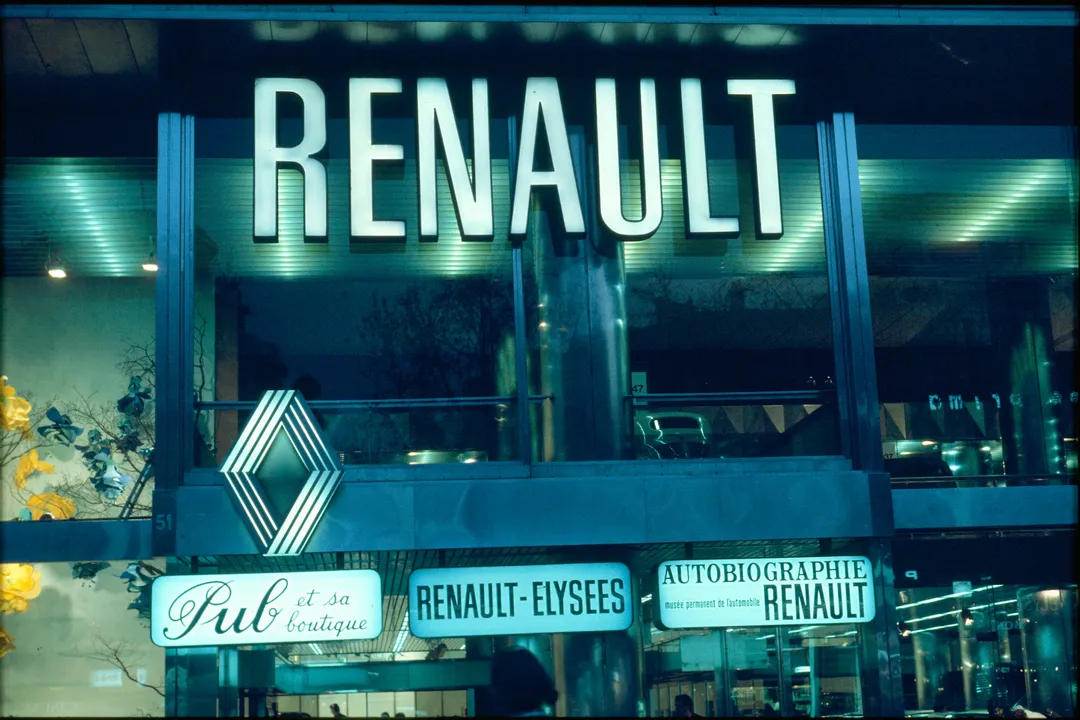 Renault Champs-Élysées reinvents itself with the carwalk Renault ...