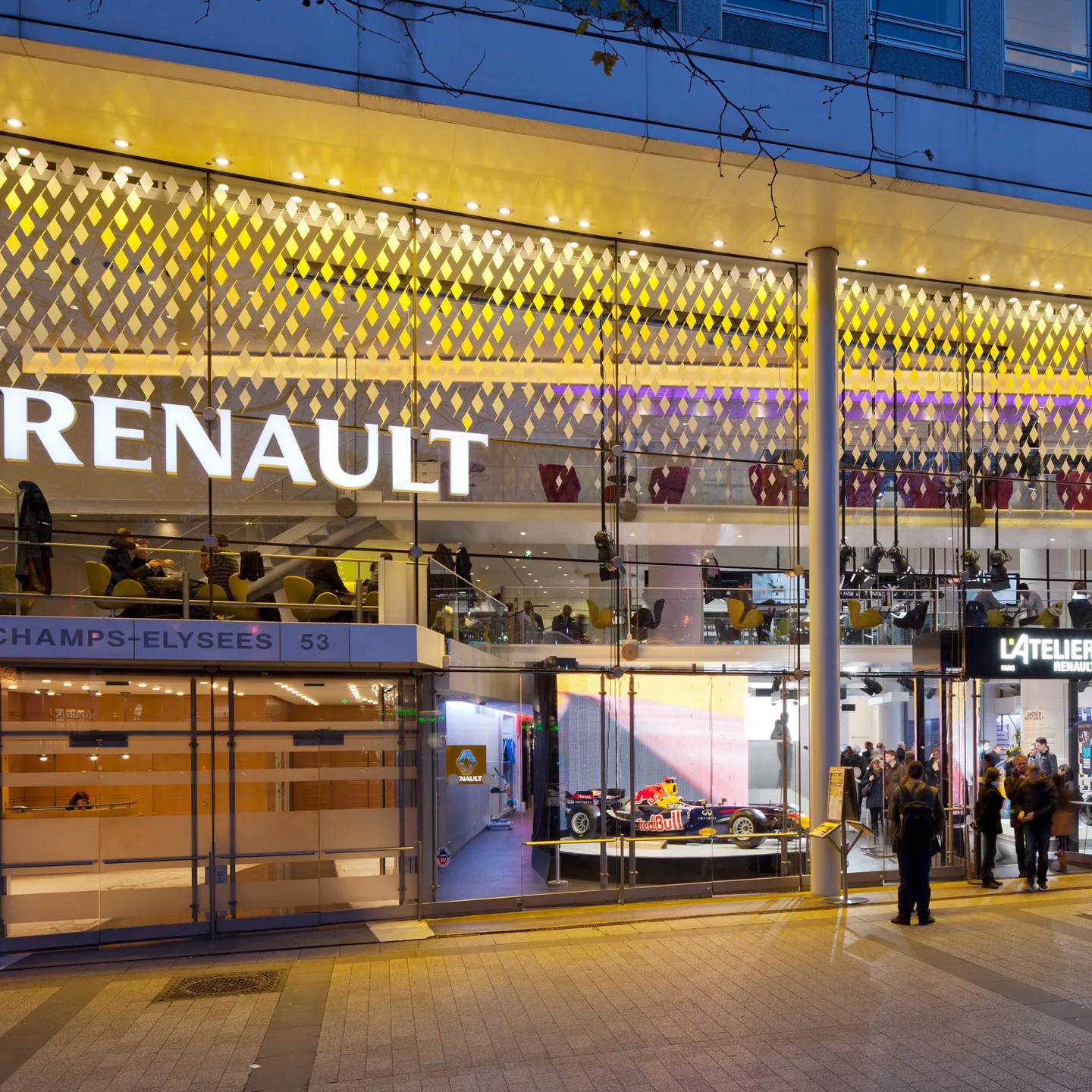 Renault Champs-Élysées reinvents itself with the carwalk Renault ...