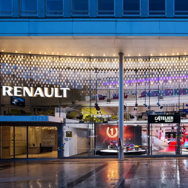 Renault Champs-Élysées reinvents itself with the carwalk Renault - Renault Group