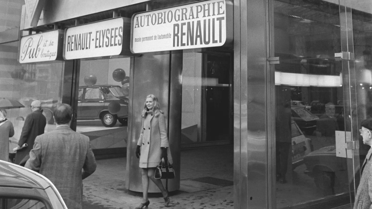 Renault Champs-Élysées reinvents itself with the carwalk Renault ...
